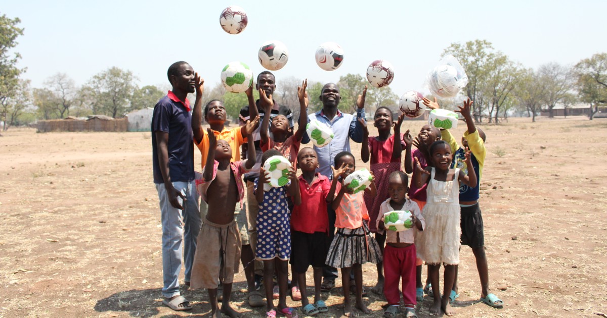 Skólabörn í Malaví alsæl með fótbolta frá íslenskum ólympíuförum - SOS ...